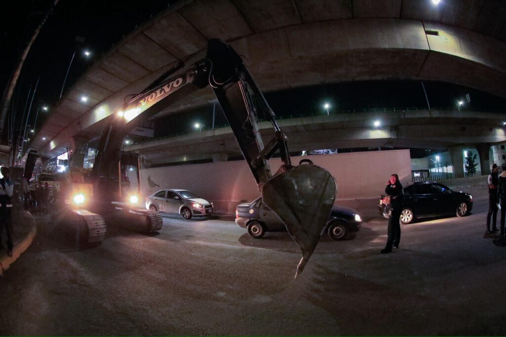 Precaución; reconstrucción de lateral de Periférico 24 horas durante 40 ...